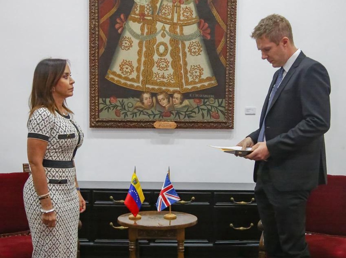 Venezuela's deputy foreign minister for Europe, Coromoto Godoy (left ...