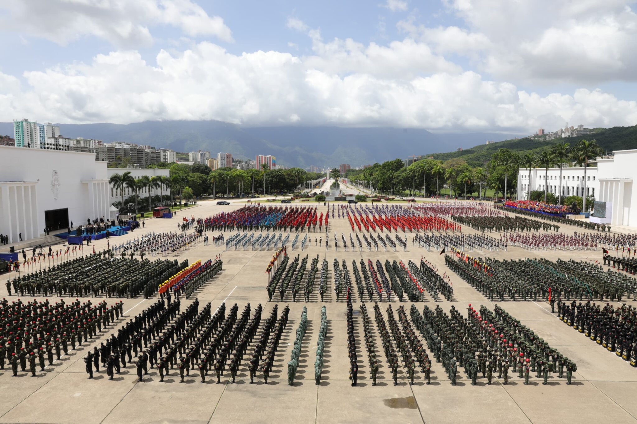 Venezuela: 15,000 Soldiers March to Celebrate 213 Years of Independence ...