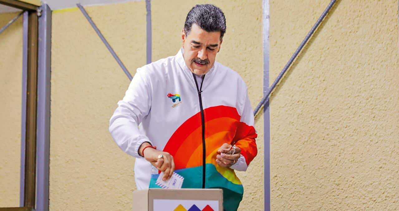 Venezuelan President Nicolás Maduro votes in the consultative ...